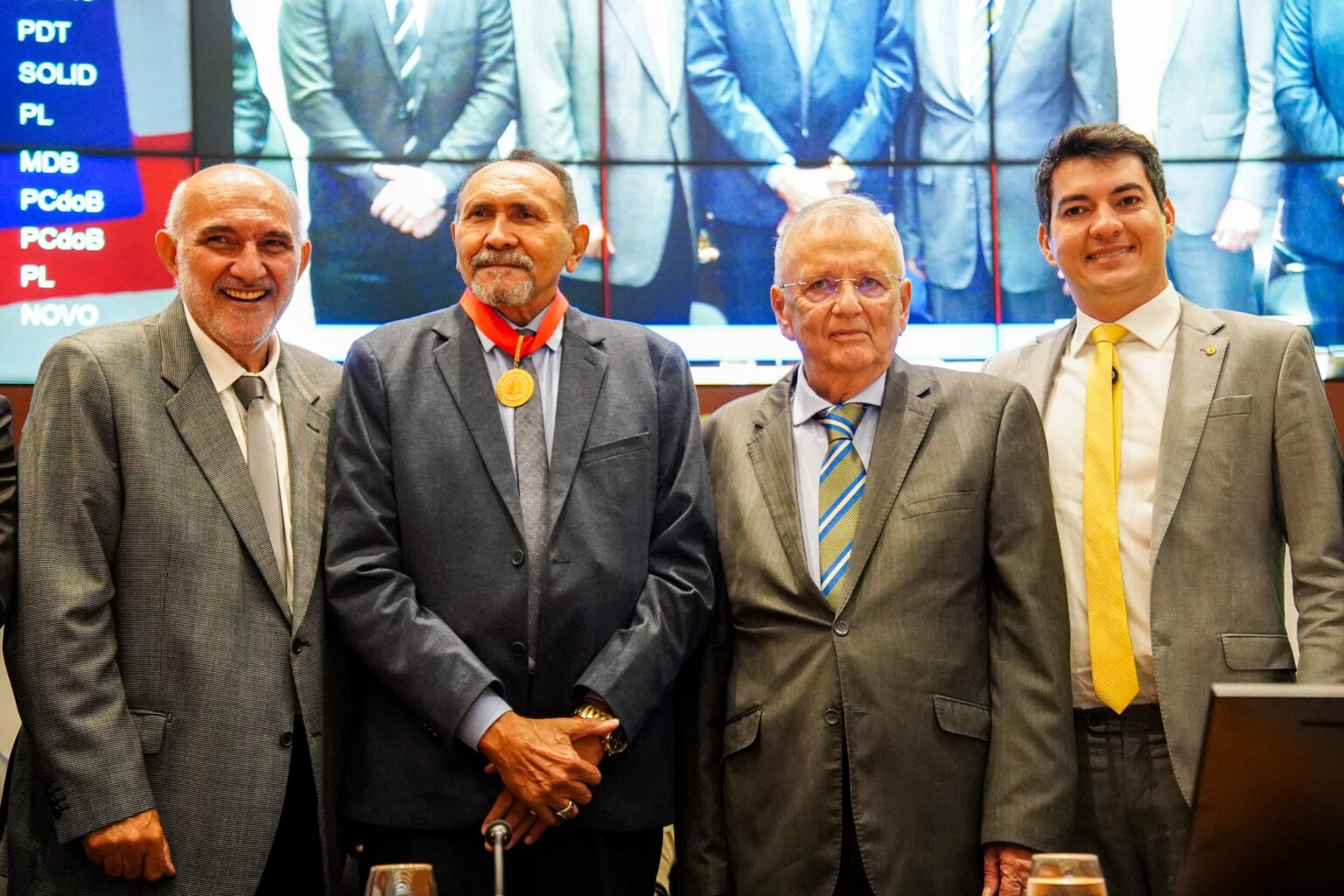 Uma nuvem de aplausos - Daniel Matos