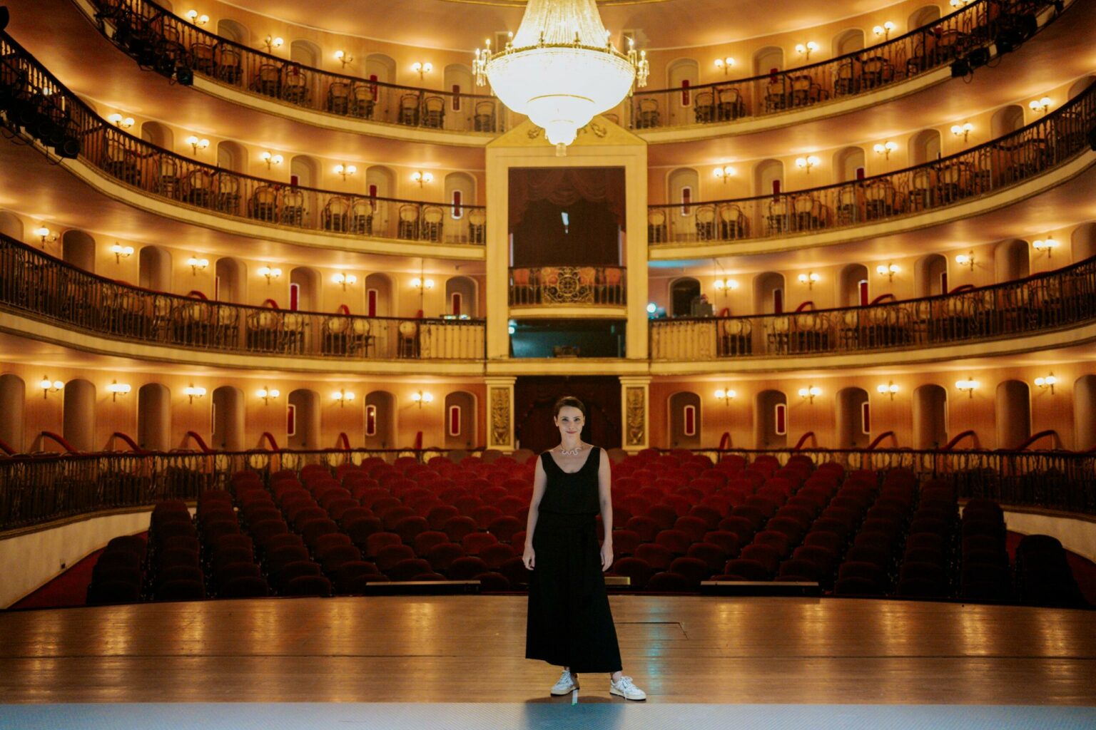 Débora Falabella destaca beleza do Teatro Arthur Azevedo e segue em ...